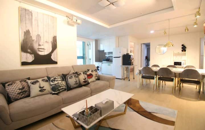 Jjuni House#1.부산역 Ktx 프리미엄 숙소.빔.넷플릭스.안마의자 커피머신 완비 - Busan