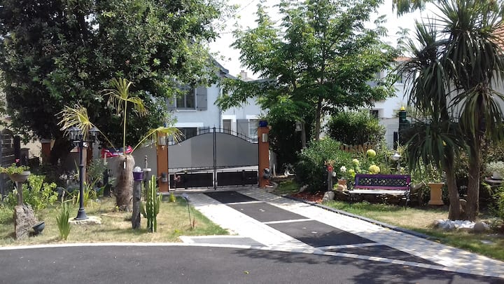 Reze- Logement Indépendant 35 M2. 2 Personnes - Ibis Budget Nantes Reze Aeroport