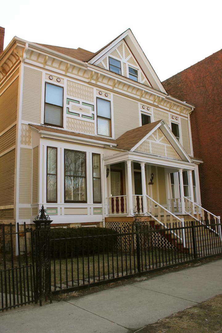 Entire Victorian Home - In Captivating Hyde Park! - South Shore - Chicago