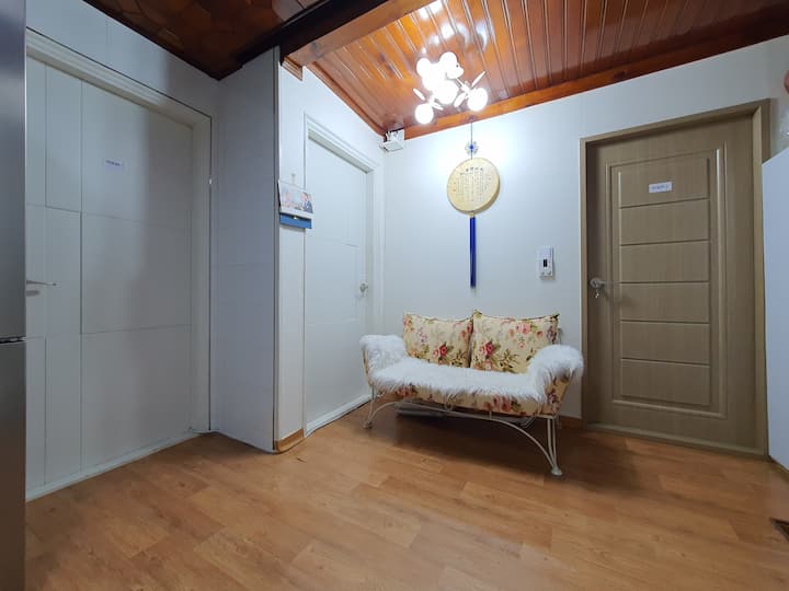 1 Close To Hongdae Station / Good Transport
Someone Who Understands Traditional Korean Beliefs ♡ - Corée du Sud