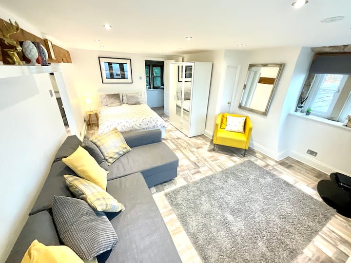 Self-contained Apartment & Beautiful Surroundings. - オールダム
