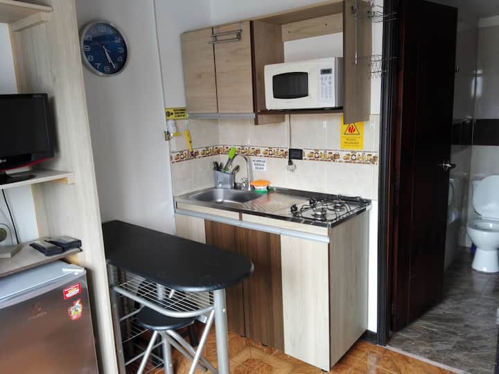 Estudio Dimunuto Excelente Vista De Medellín. - Medellín, Colombia