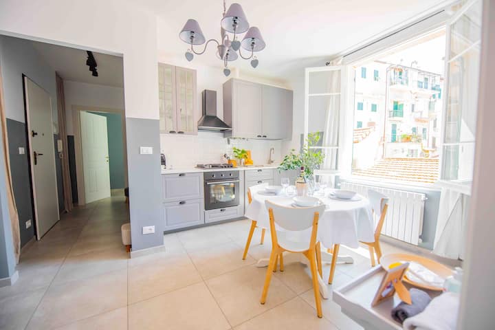 Bright & Spacious 103 Sq. M. Apt, 5 Mins To Beach! - Sanremo