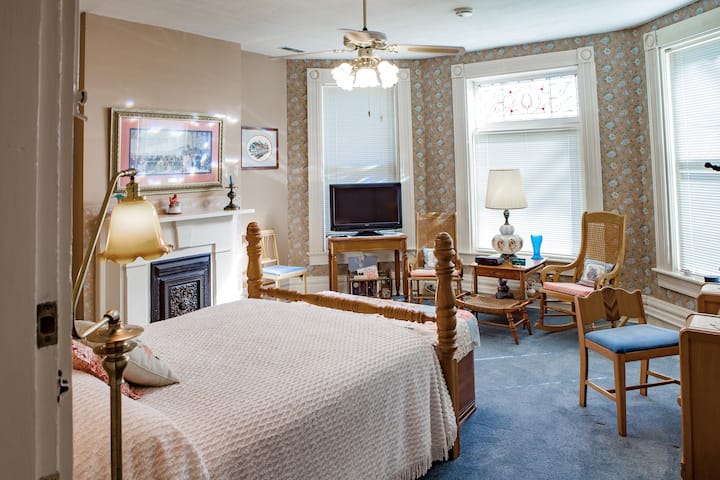 4 Sunset Park Queen-upstairs-l&n Bed And Breakfast - Henderson, KY