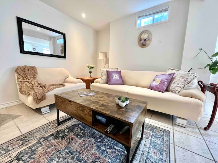 Clean, Bright And Cozy Apartment With Free Parking - Aurora