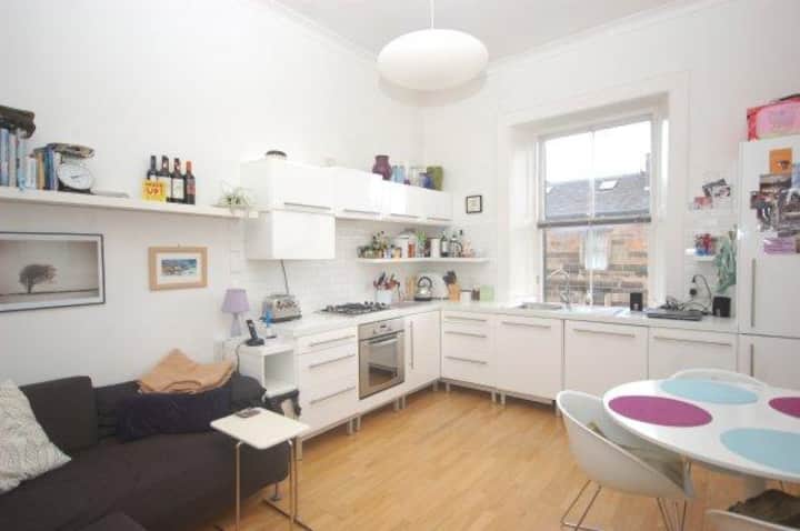 Fabulous Festival Central 2 Bedroom Flat - Edinburgh