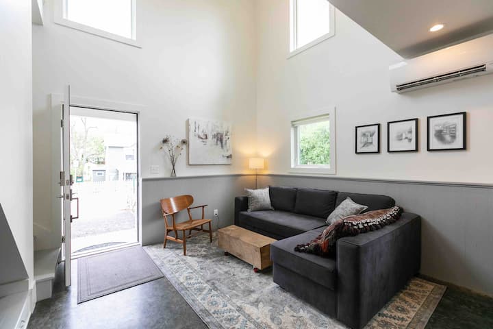 Delightful Loft Cottage In The Heart Of Cville - Charlottesville, VA