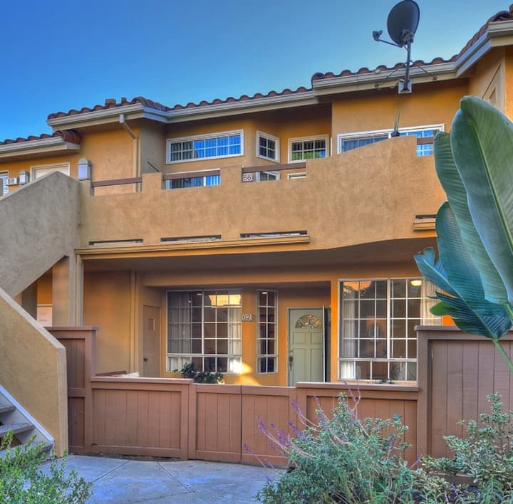 Charming One Bedroom Condominium - Irvine, CA