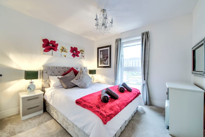 Modern Bright Balcony 2 Bed Flat With Parking Spot - Edimburgo