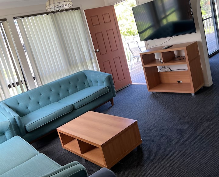Spacious Surf Beach Home, Metres From The Beach - Batemans Bay