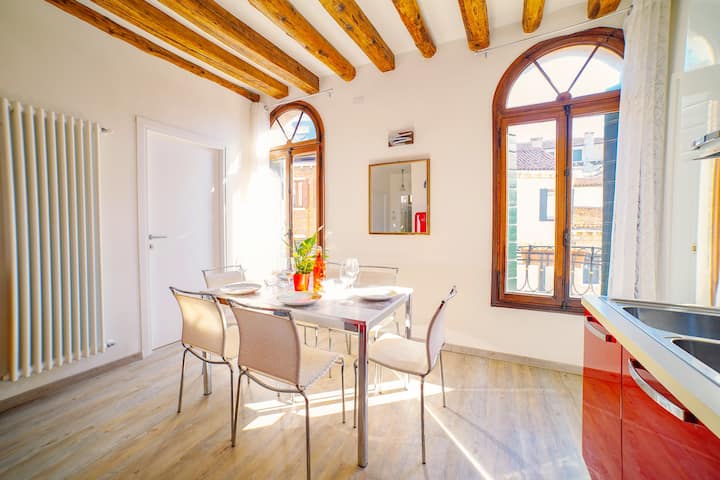 Bright Apartment With Stunning Canal View - Venice