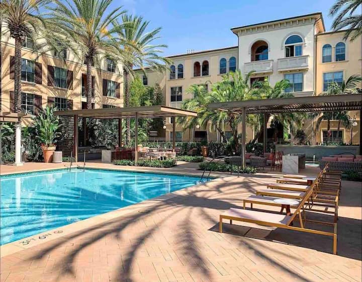 Serene Two Bedroom Apartment - Tustin, CA