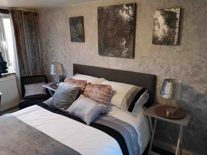 Small But Perfectly Formed Double Bedroom En-suite - Stafford (UK)