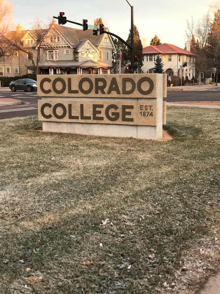 Large Exec Family Home Close To Cc, Downtown - Colorado Springs, CO