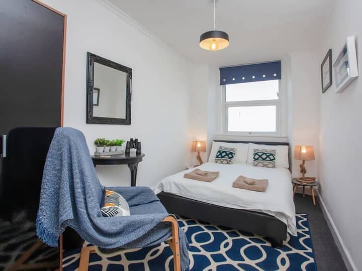 Large House, Sleeps 10, Views, Balcony & Terrace - Devon