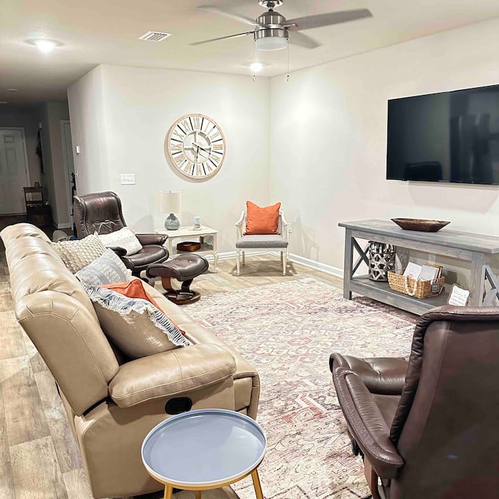 Beautiful-spacious-4br-great Location-private Yard - Foley, AL