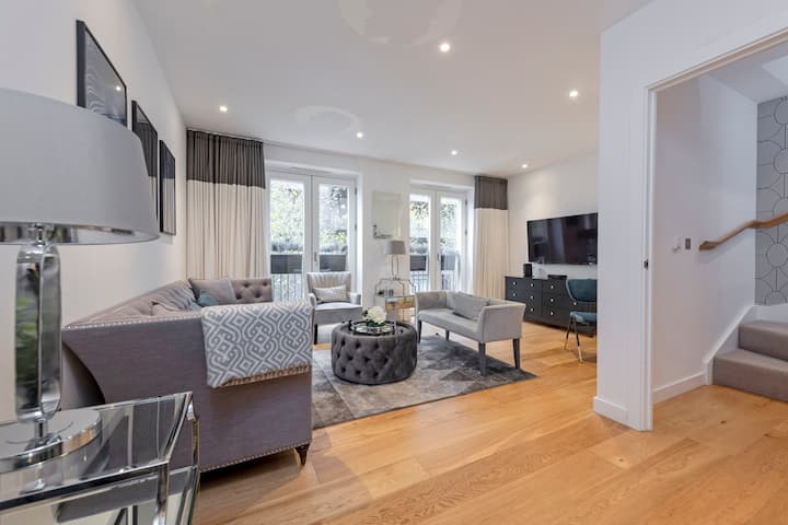 Monarch Square Townhouse Six: Sleeps 13 - Surbiton