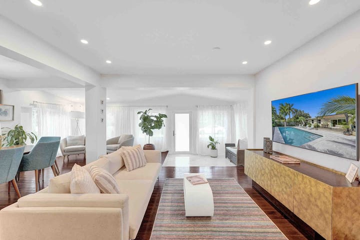 Modern & Bright Tropicaloasis Pool Home - Fort Lauderdale, FL