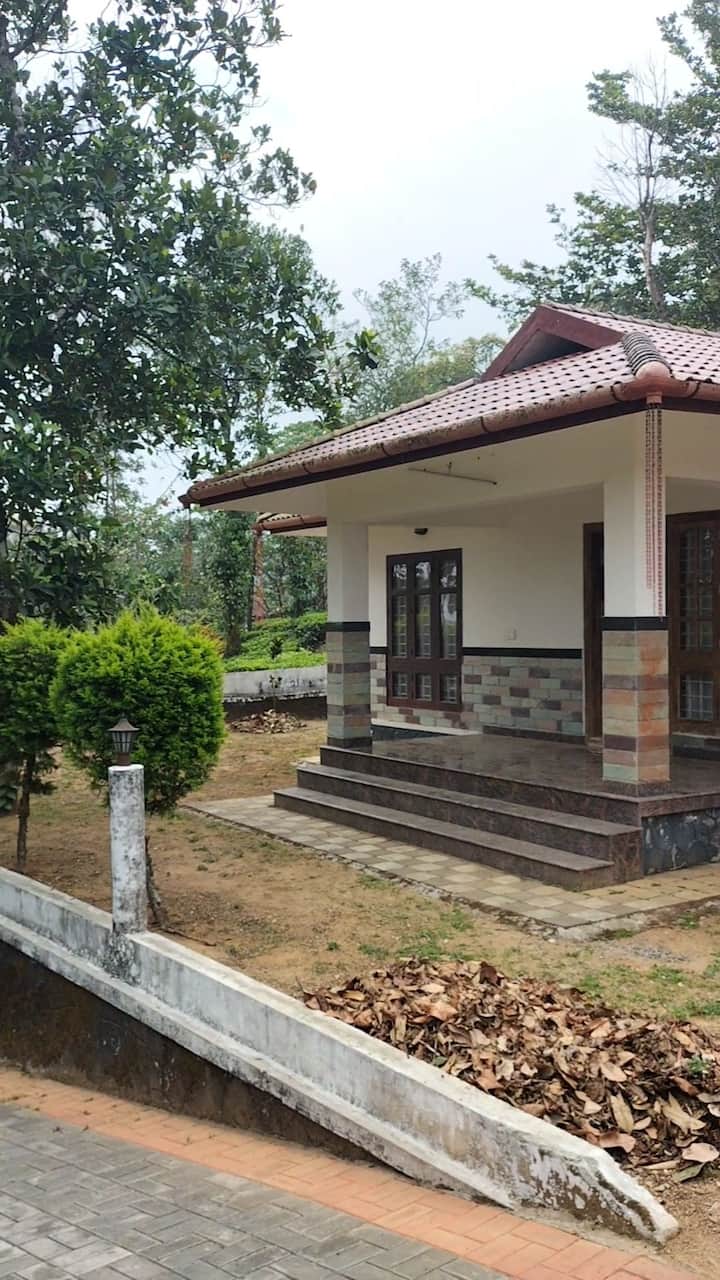 Two Bedroom Bungalow With An Outhouse And Garden - Vagamon