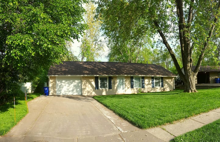 Gameday Hideaway North - W/ Large Fenced  Backyard - Iowa