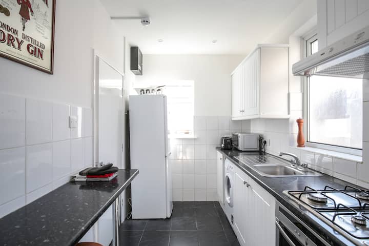 Large Modern Spacious House 6 Bedrooms 5 Bathrooms - London