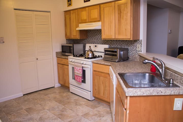 Lovely Bedroom Near Rwj/rutgers - Edison, NJ