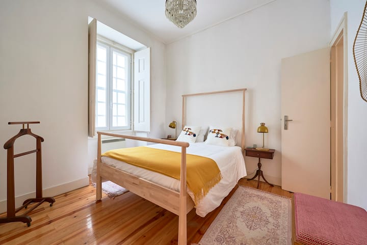 Idyllic Downtown Central Apartment, By Timecooler - Almada