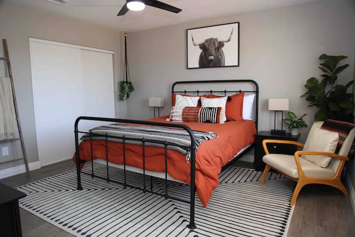 ~Private Stargazing Escape~ 3br Home • Sleeps 7-10 - Apple Valley, CA