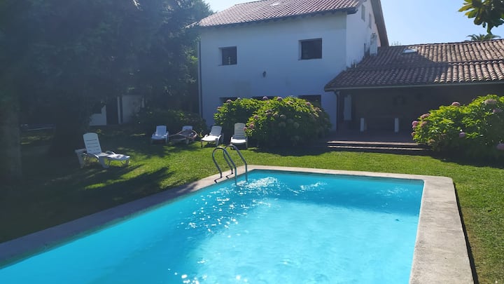 Villa Paradise  Con Piscina En El Mismo Santander. - Santander