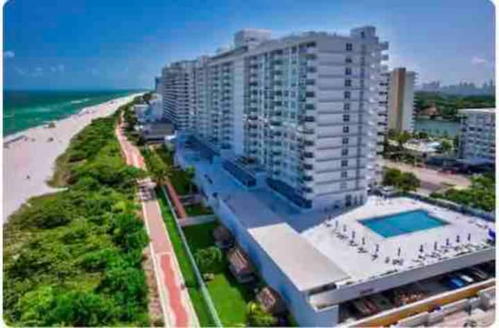Stunning Oceanfront Collins 2br - Miami Beach, FL