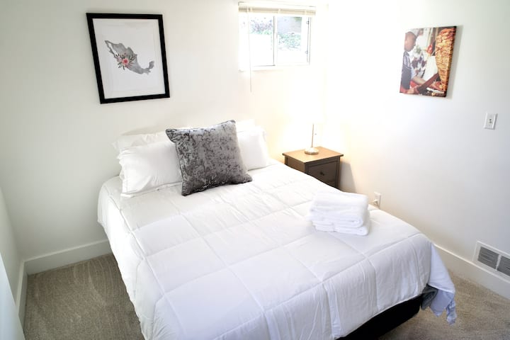 Cozy Three Bedroom Apt. With Sugarhouse Charm - Salt Lake City, UT