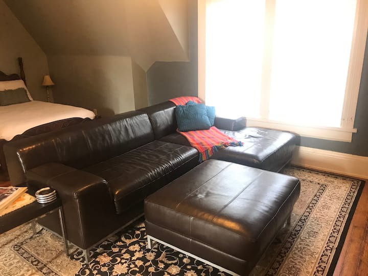 Bright 3rd Floor Private Studio In Victorian Home - New Albany, IN