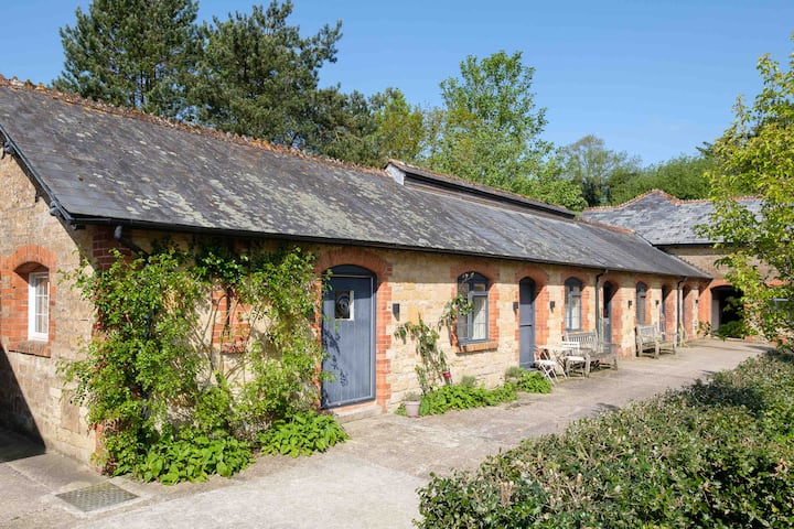 Stable Courtyard, Newly Modernised, Rural Retreat - Crewkerne