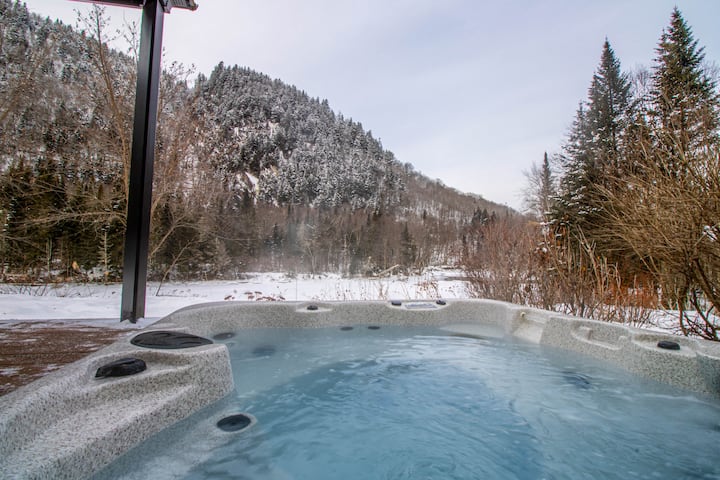 Winter Wonderland Chalet With Fireplace & Hot Tub - Quebec