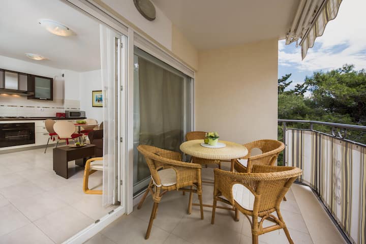 Beautiful Sunny Apartment In Bol - Bol