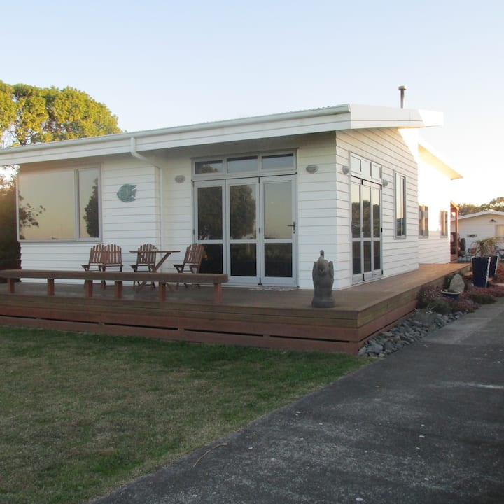 Beach Front Holiday Home. - Clive