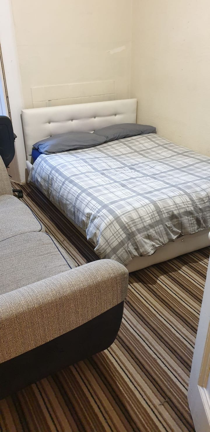 1 Bedroom Available Immediately. Excellent Location. Nearby All Amenities. Room And Flat Fully Furnished. Lock And Key. - Glasgow