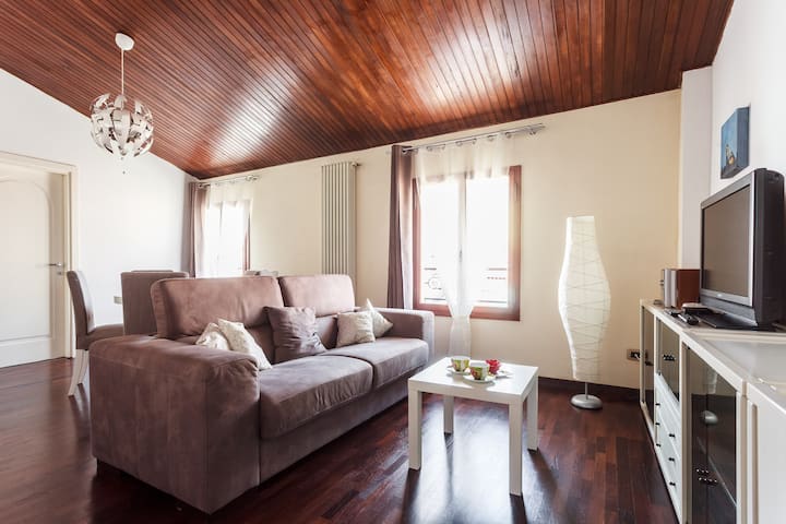 2 Bedrooms Attic Apartment Bologna Center -Ac/wifi - Bologna