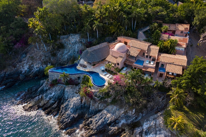 Casa Tomasina: Oceanfront Privacy, 5 Pools, Views - Zihuatanejo