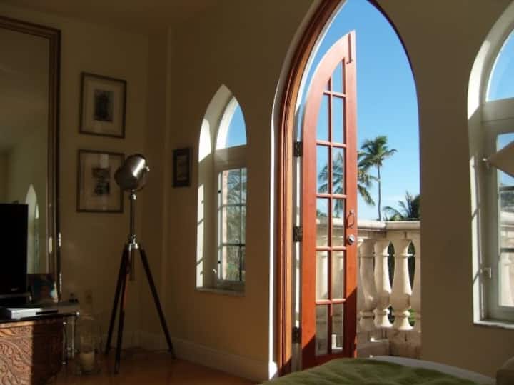 Ocean View In The Middle Of The Action - Miami Beach, FL