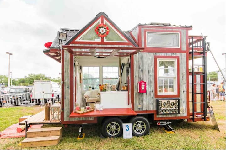 Romantic Firehouse Tiny House At Lake Oconee - Lake Oconee, GA