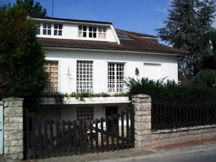 Grande Maison Proche Paris, Train Direct - Chantilly