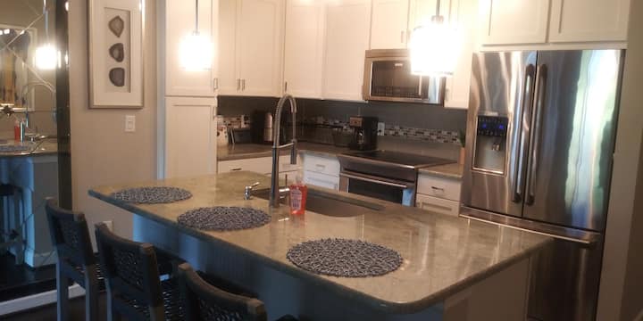 3 Bdrm Waterfront Condo W Pool Short-term (30days) - Mooresville, NC