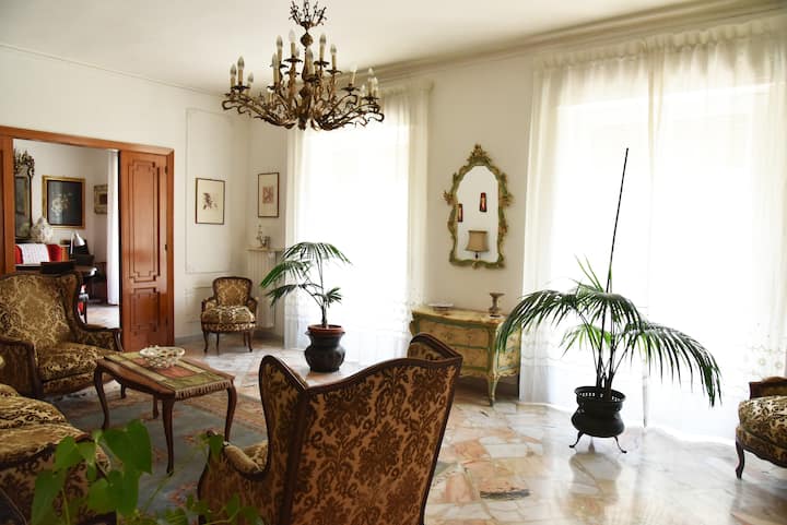 Spacious Period Home - Bari