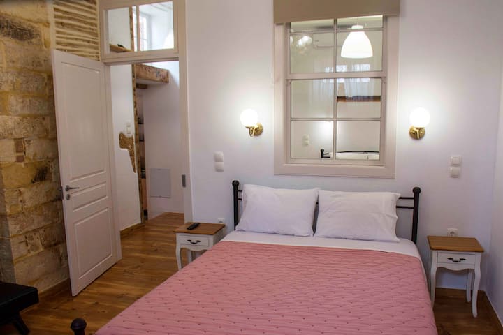 Green Door Apt, Renovated In The Heart Of Old Town - Chania