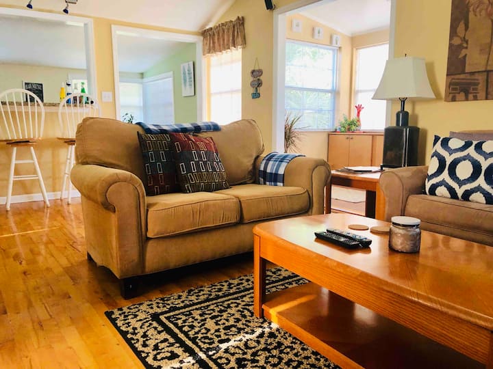 Private & Spacious Loft Guest House - St. Petersburg, FL