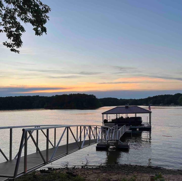 Beautiful Lake Front Home 4bdrm / 3 Bath With Dock - Clarksville, VA
