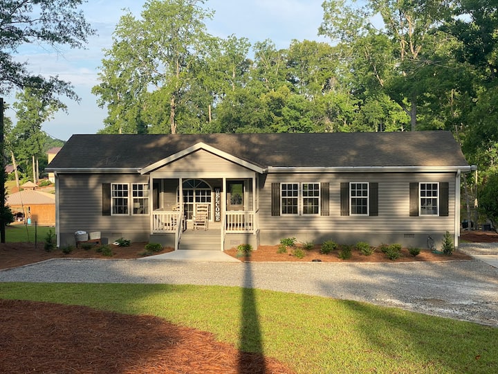 Lakefront Renovated In 2021 W/ Dock, Firepit &More - Lake Sinclair, GA