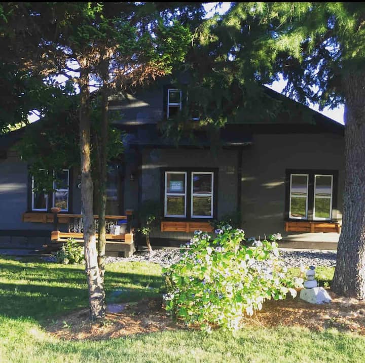 Two Bedroom Ocean View Walk To Beach Heritage Home - White Rock