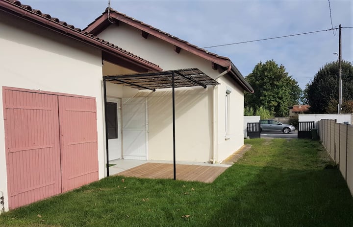 Maison Chaleureuse Avec Parking Gratuit Sur Place - Saint-Médard-en-Jalles
